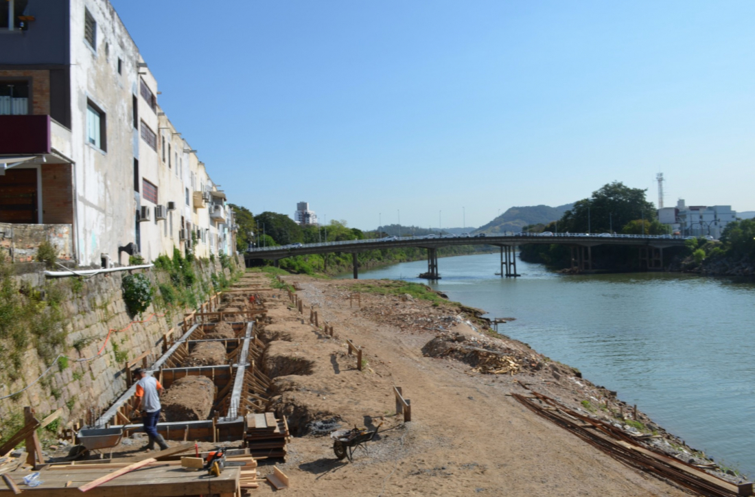 Primeiras vigas do deck na beira-rio de Tubarão são concretadas